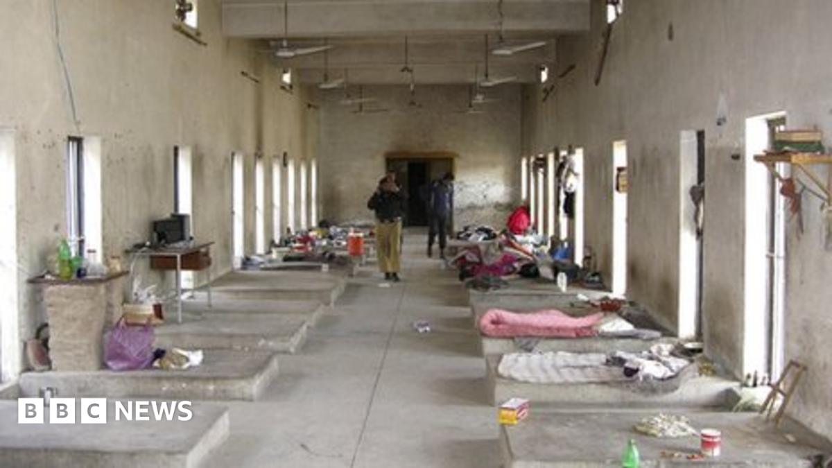 Militants free hundreds in attack on Pakistan jail - BBC News