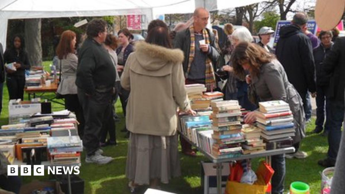 Pop-up library protest over Friern Barnet closure - BBC News