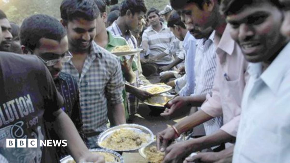 Violence breaks out at Indian beef-eating festival - BBC News