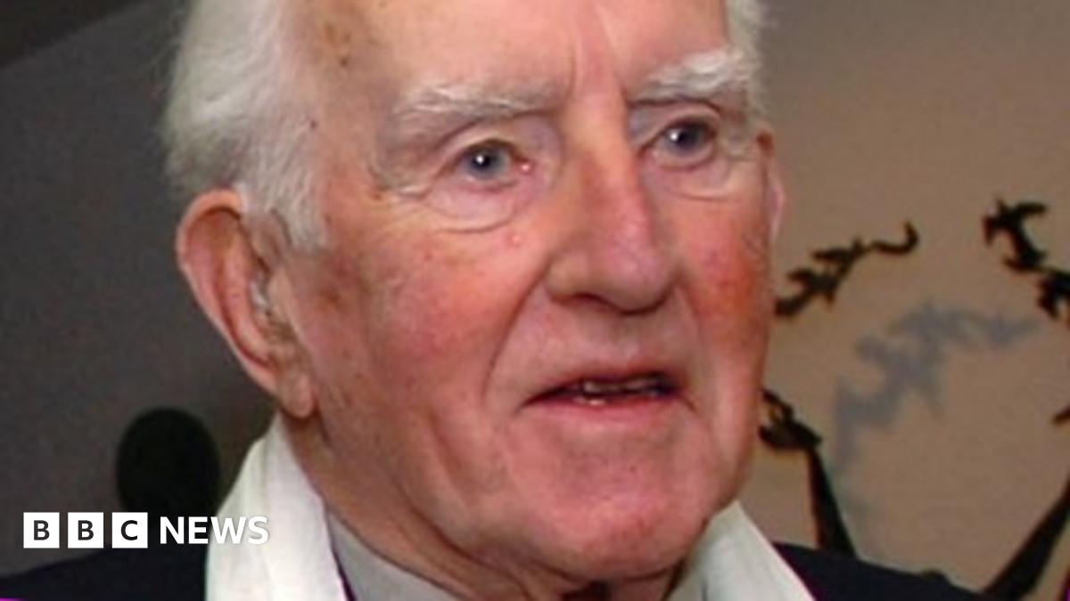 Corrymeela founder Ray Davey dies - BBC News