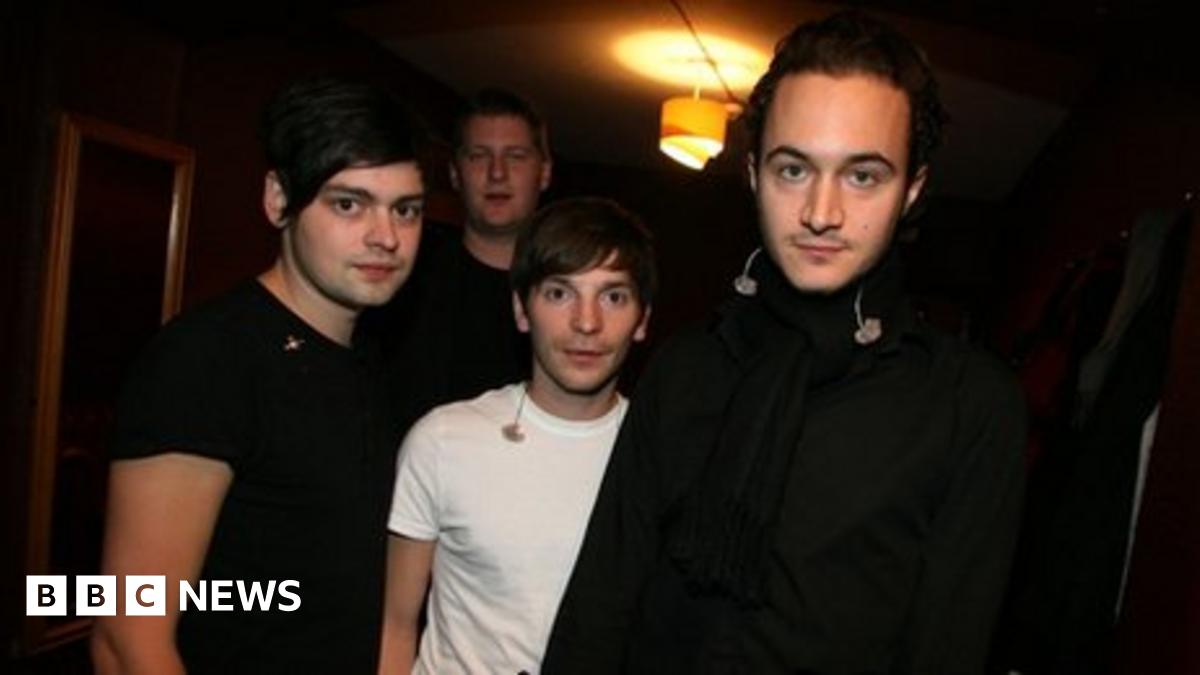 Editors split with guitarist over 'musical differences' - BBC News