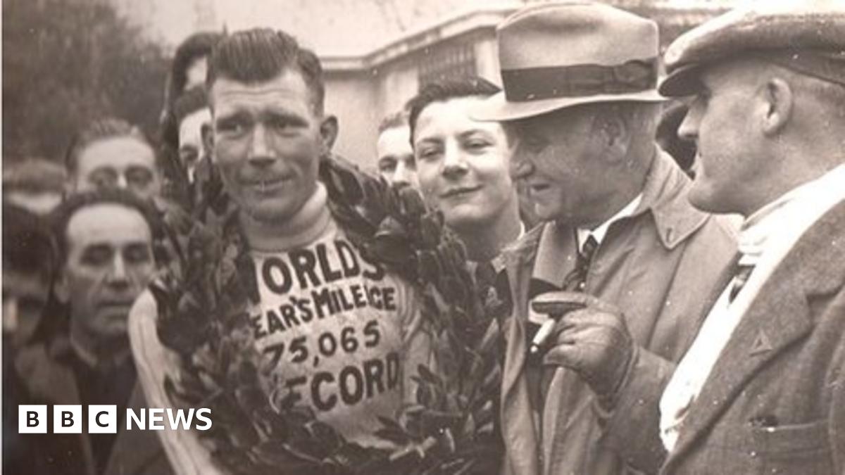 Tommy Godwin's 'unbreakable' cycling record - BBC News