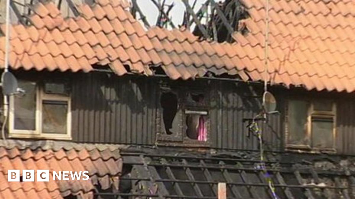 Basildon estate's cladding gives 'no fire protection' - BBC News