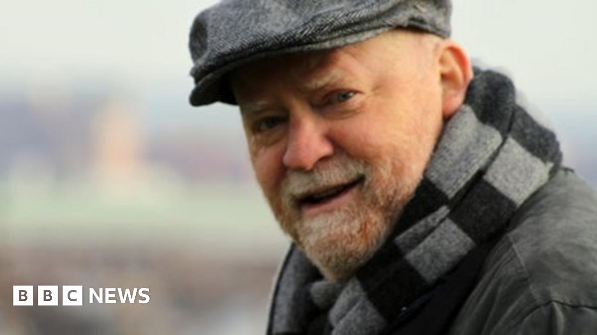 Obituary: Film-maker and photographer David Peat - BBC News