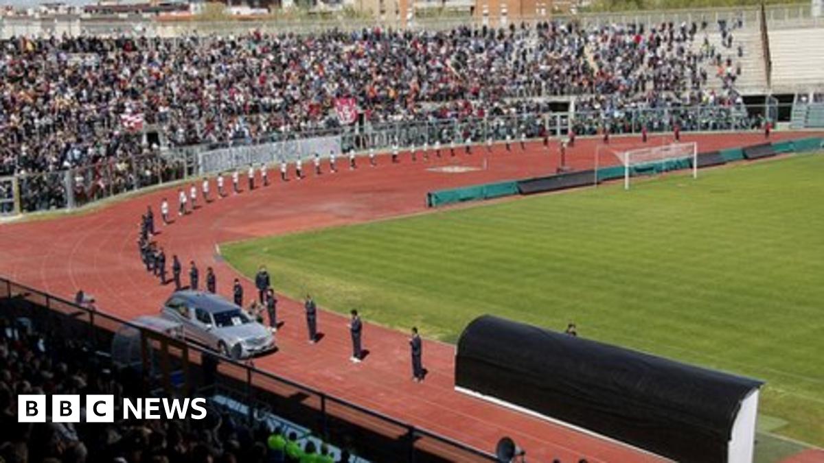 Livorno pays respects to footballer Piermario Morosini - BBC News