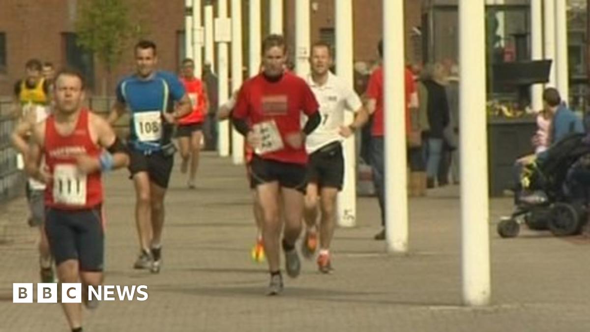 Questions raised over length of Hull Marathon - BBC News