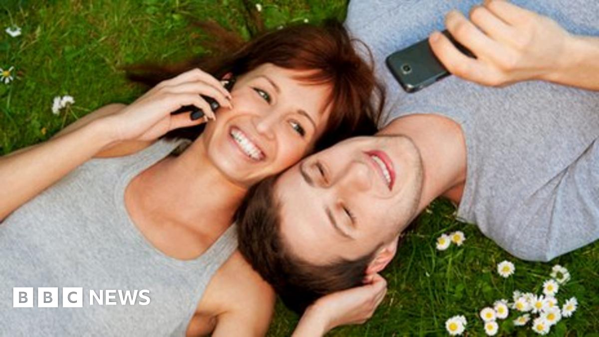 Phone data shows romance 'driven by women' - BBC News
