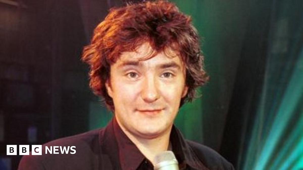 Irish comedian Dylan Moran 'makes history' in Russia - BBC News