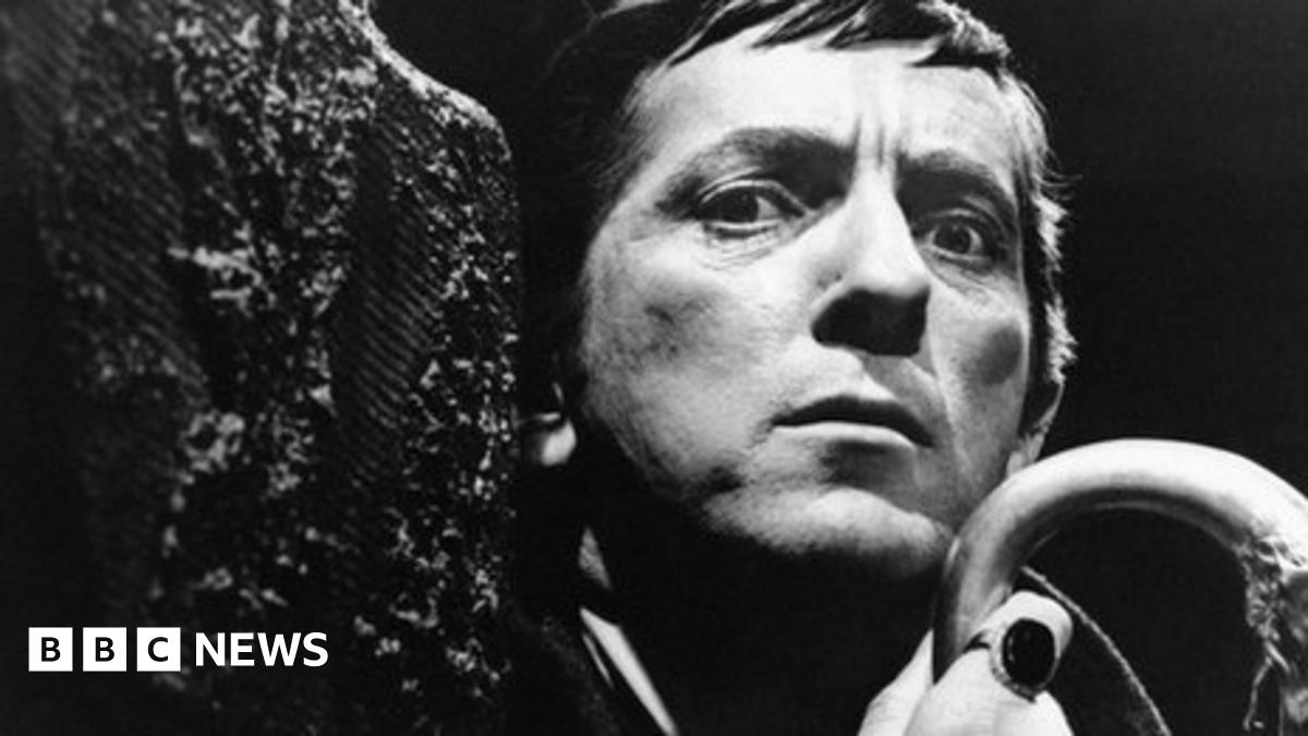 Vampire soap actor Jonathan Frid dies aged 87 - BBC News