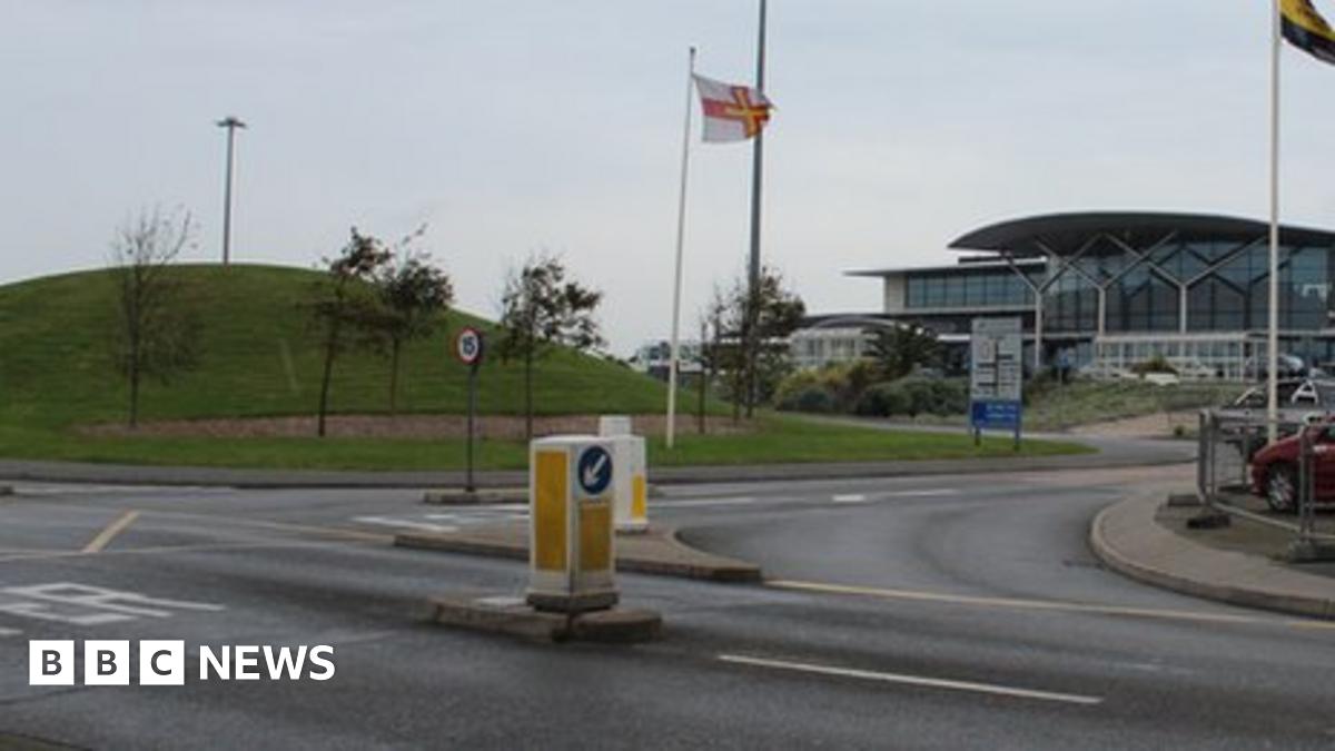Traffic lights for Guernsey Airport work - BBC News