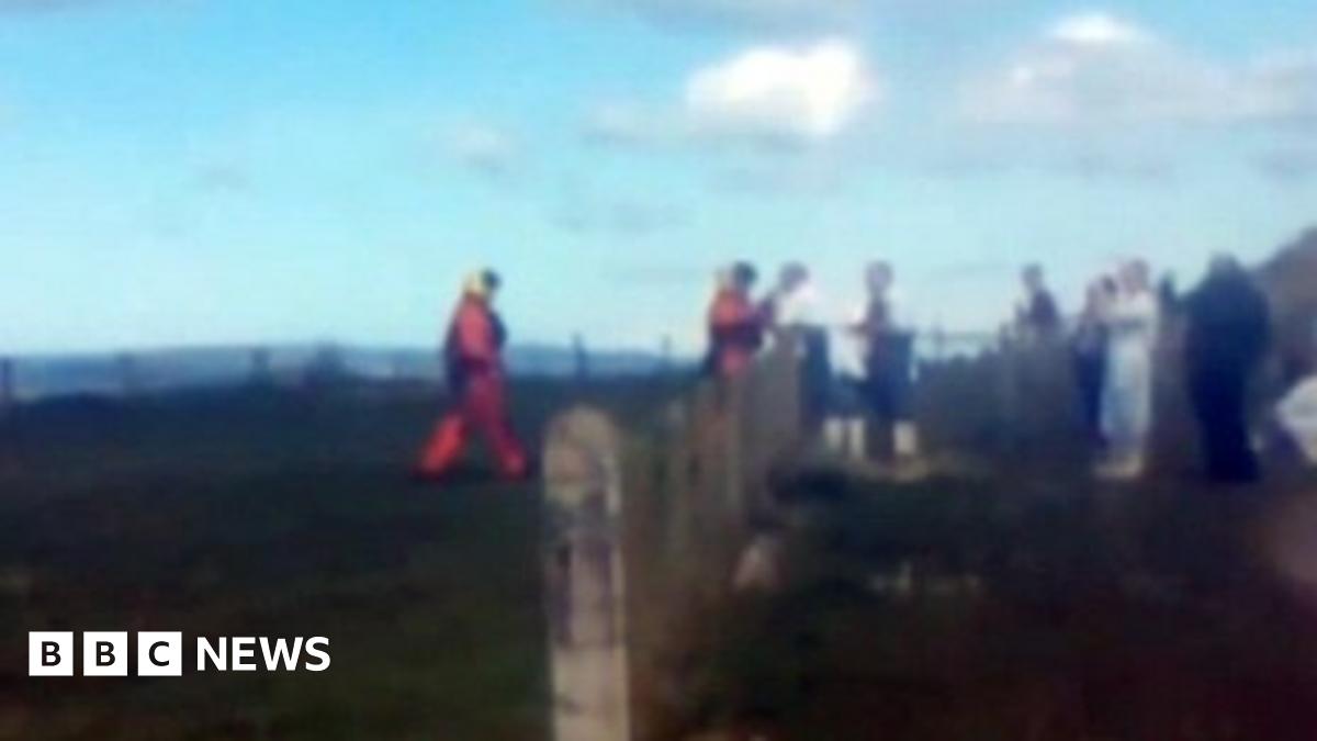 'Meat stop' helicopter pilots flying again - BBC News