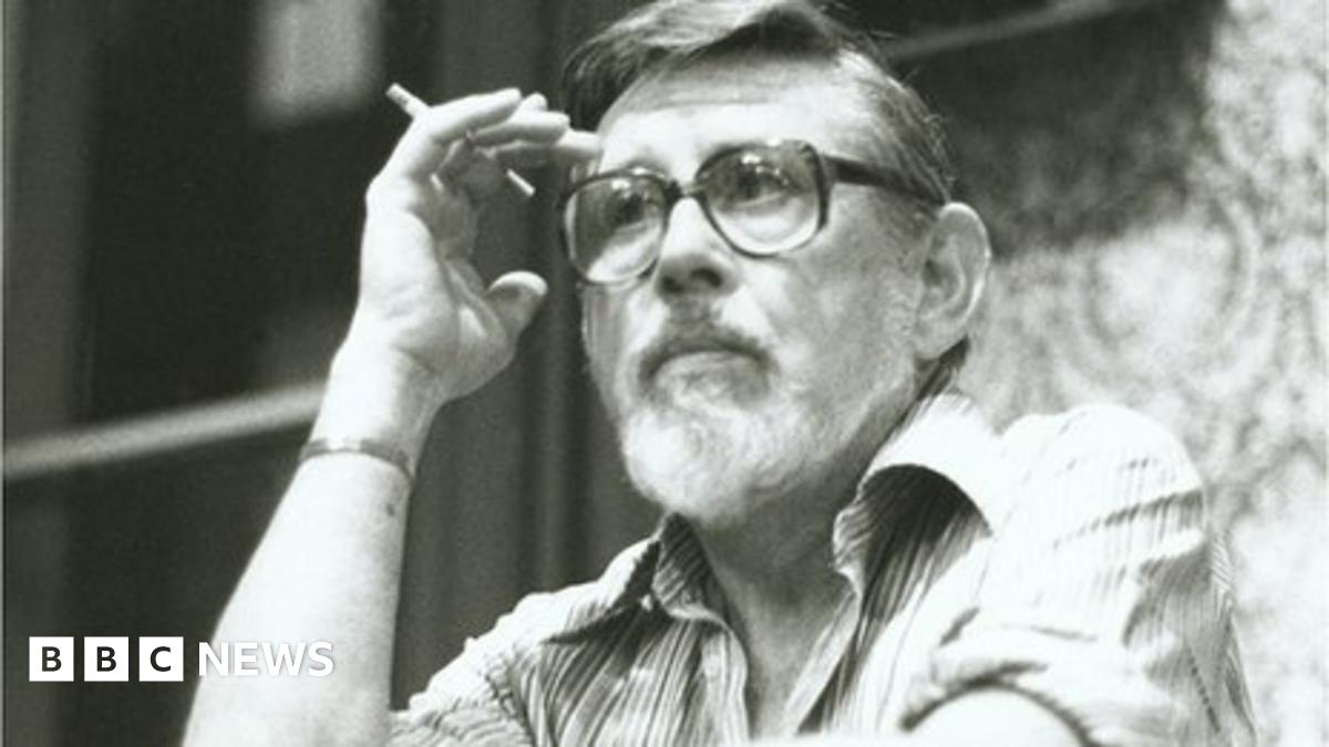 How trespassing 'crystallised' Ewan MacColl's songwriting - BBC News