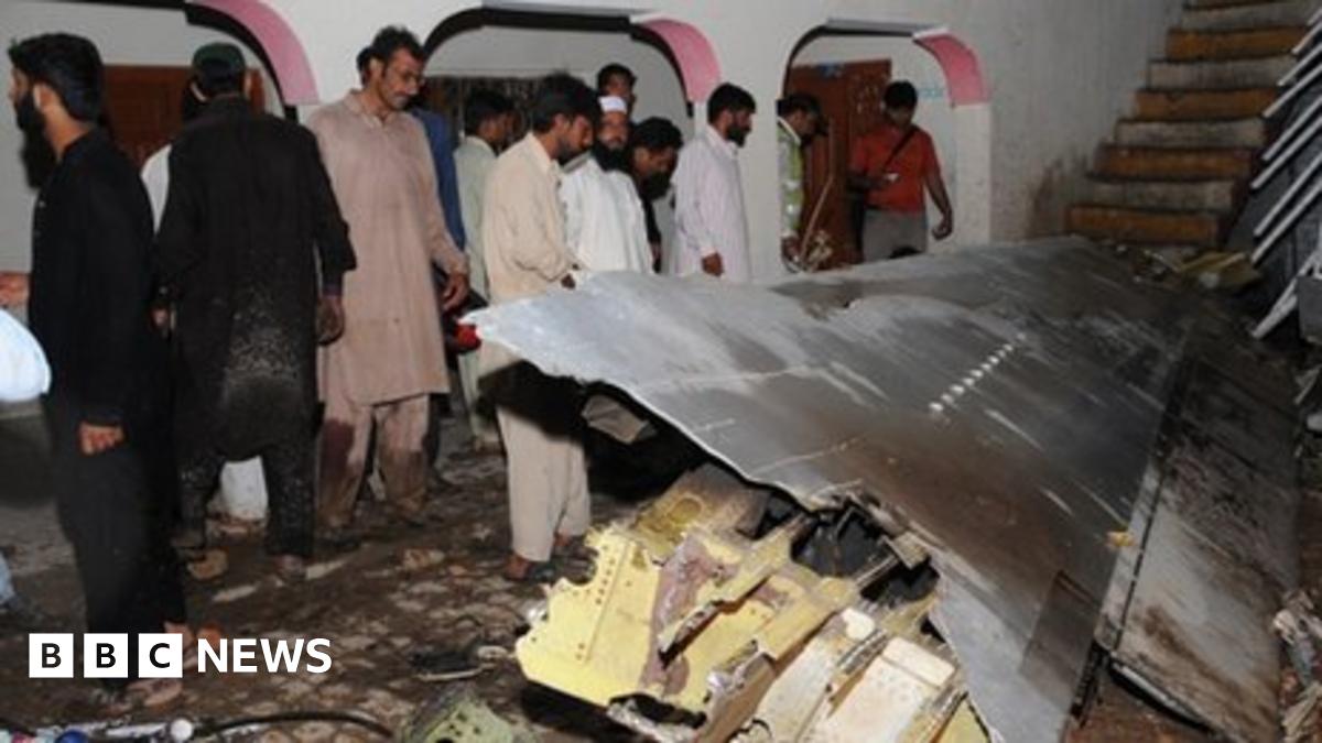 Devastation and chaos after Pakistani plane crash - BBC News