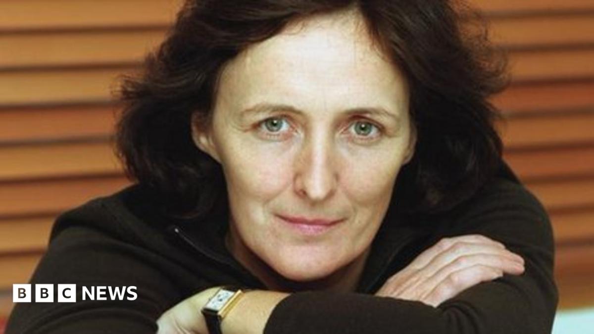 Actress Fiona Shaw brings poetry peace camp to Derry - BBC News