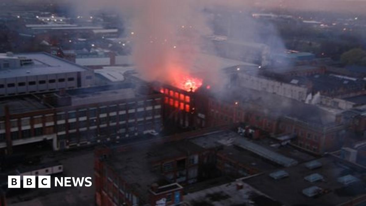 Experts probe cause of two Leicester factory fires - BBC News