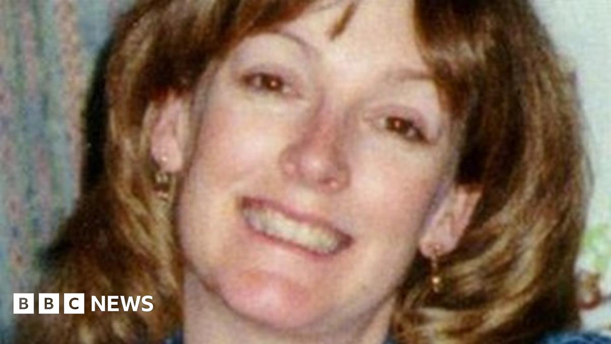 Nat Fraser goes on trial accused of murdering wife Arlene - BBC News