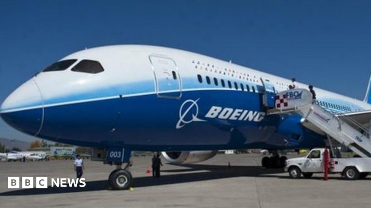 Boeing 787 Dreamliner makes test flight from Manchester - BBC News