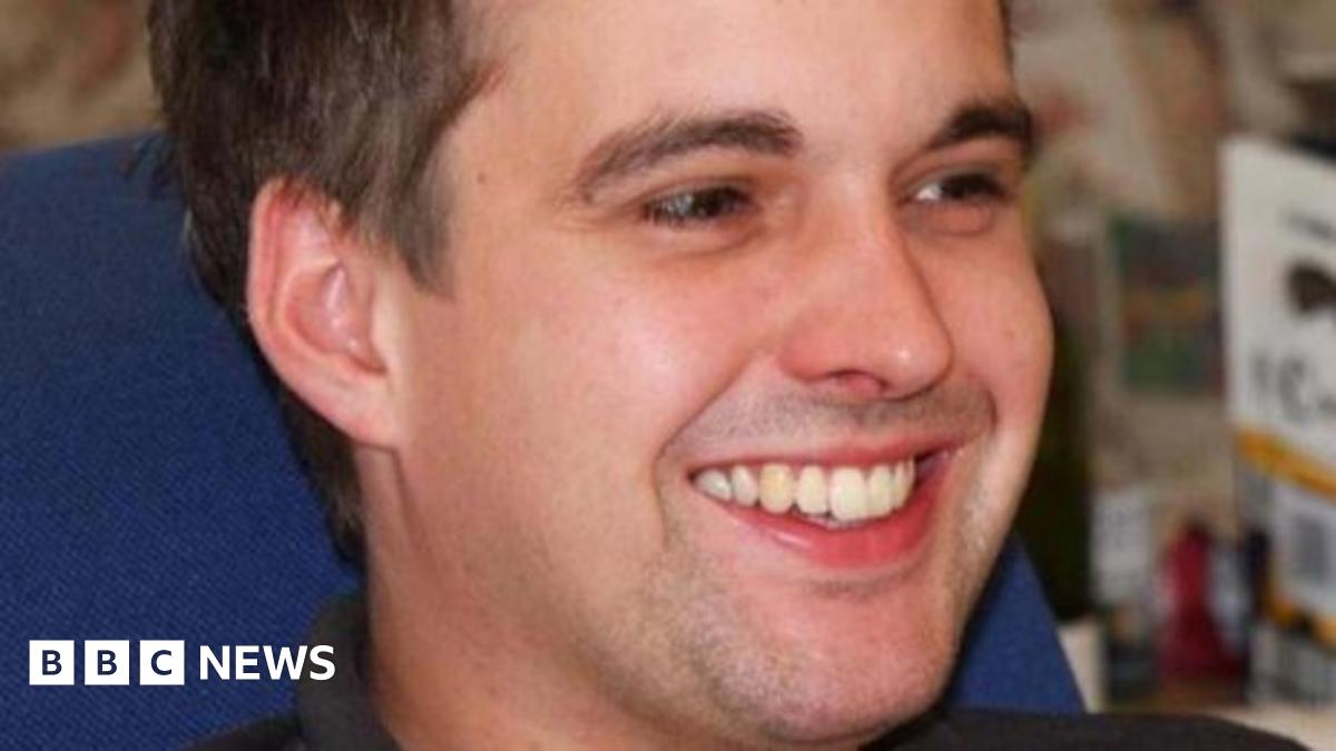 Simon Jones: Missing man's body found in sea - BBC News