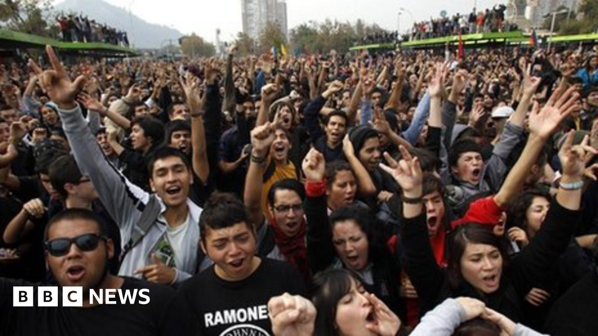 Thousands of Chile students in fresh reform protests - BBC News
