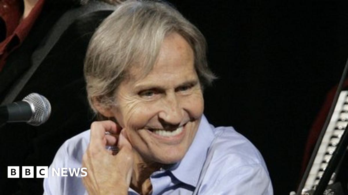 Levon Helm memorial brings hundreds to Woodstock - BBC News