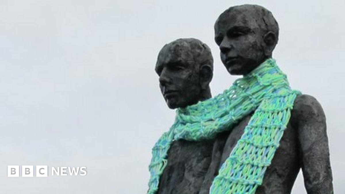Portishead statues covered in knit-wear - BBC News