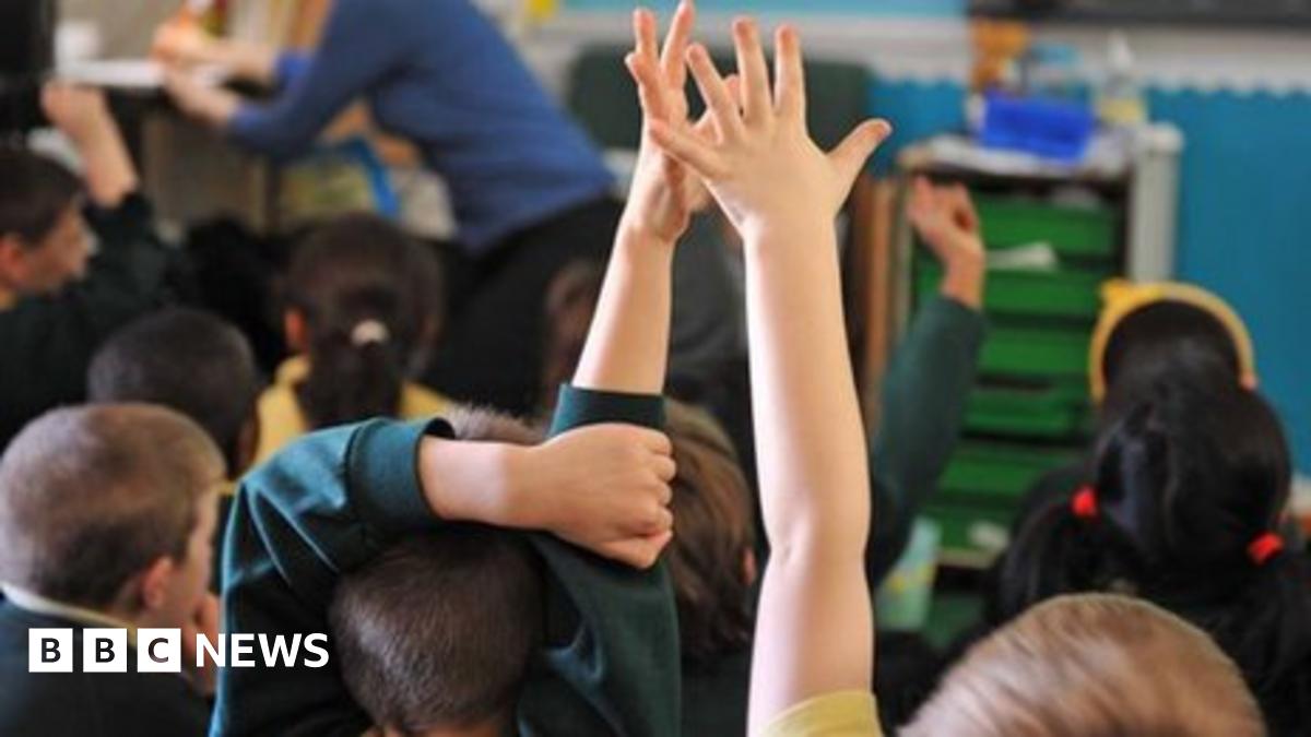 New 'super school' plan for Almondbury considered - BBC News