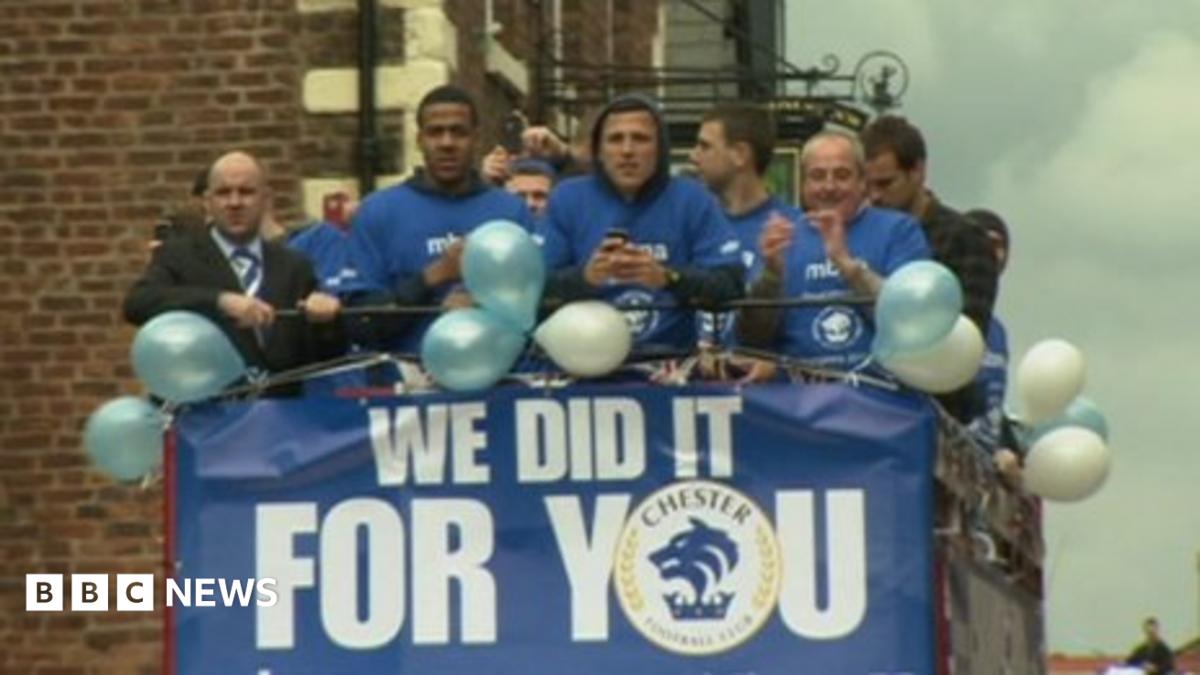 Chester FC fans cheer victory parade - BBC News