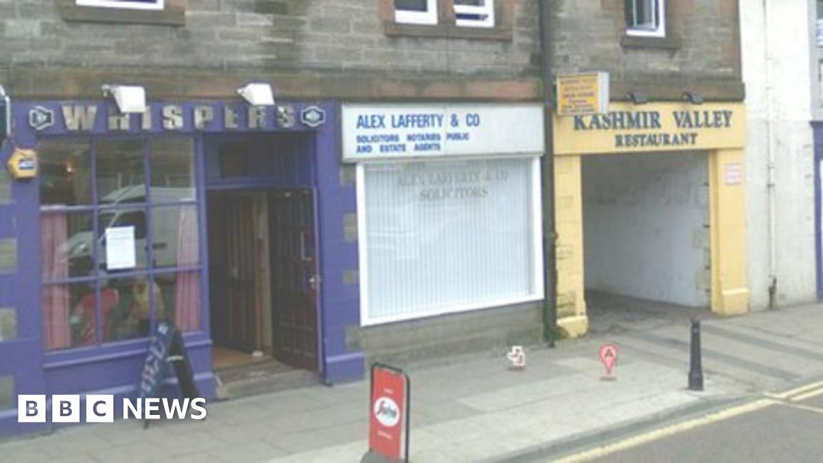 Man sentenced for biting off ear in Whispers pub brawl - BBC News