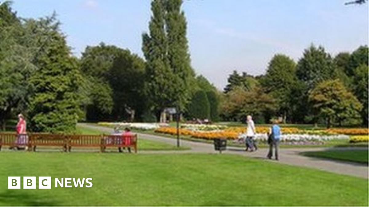 Cheshire parks to stay open later - BBC News