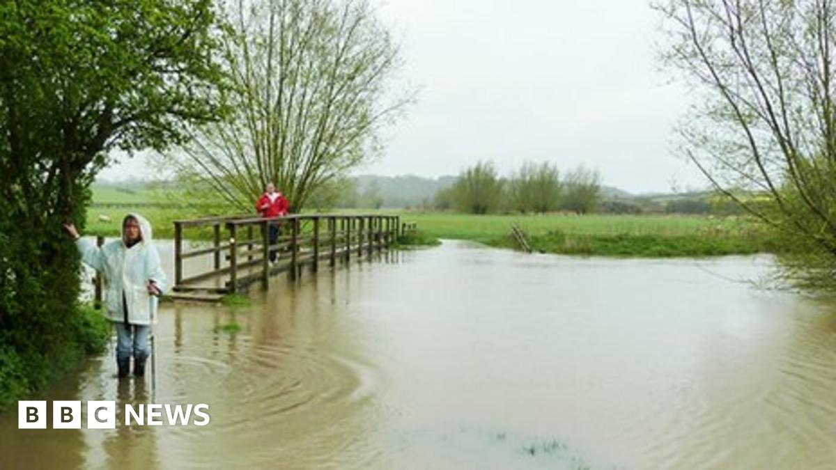 Ten flood alerts issued in Oxfordshire after heavy rain - BBC News