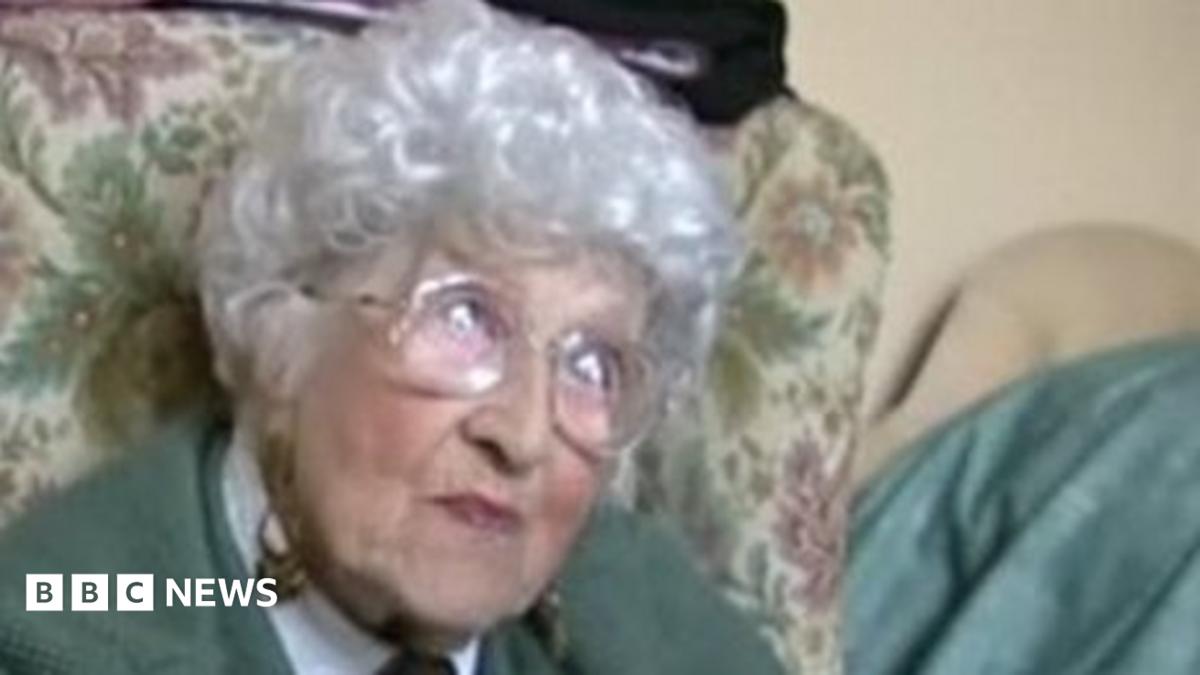 Garden for last Titanic survivor Millvina Dean opens - BBC News