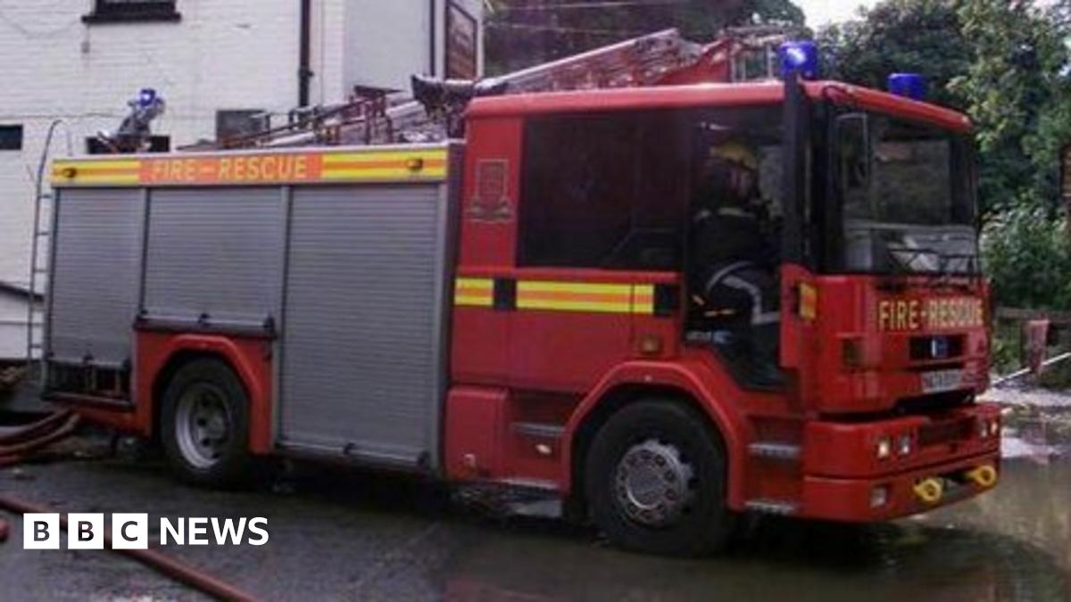 Six tonnes of poultry destroyed in Poole fire - BBC News
