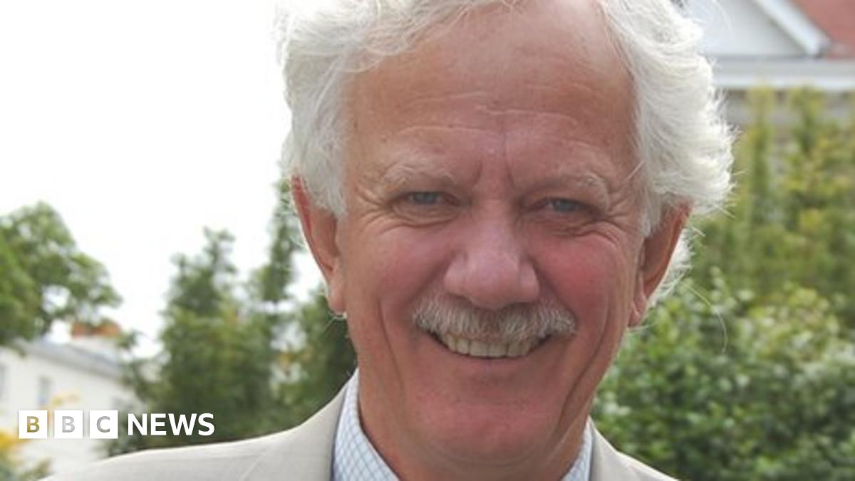 Guernsey's deputy chief minister 'should share burden' - BBC News
