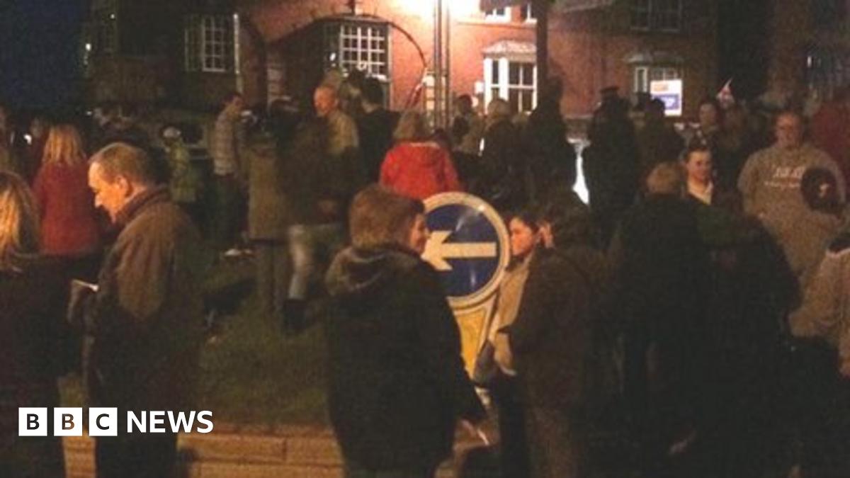 Protesters disrupt maintenance work on Leek Roundabout - BBC News