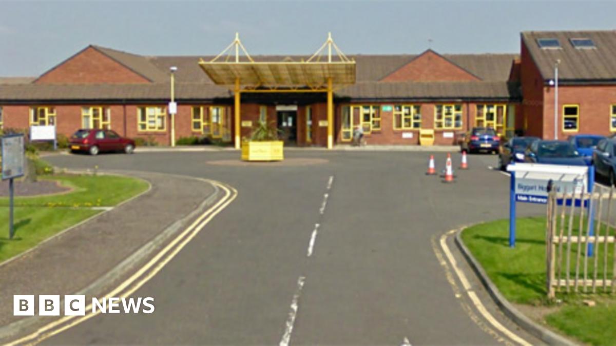 Nurse James Alexander Kelly struck off for exposing himself - BBC News