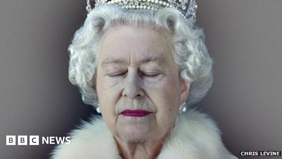 Jersey donates holographic portrait of Queen to gallery - BBC News