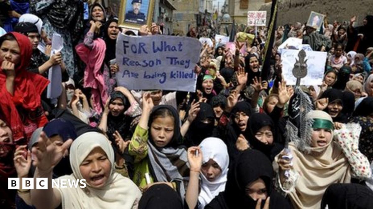 Pakistan's Shias fear sectarian attacks - BBC News
