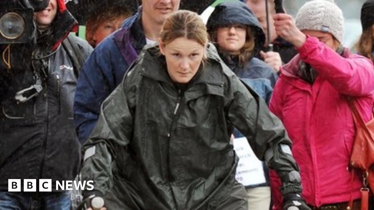 'Bionic' woman will not get medal for London Marathon - BBC News