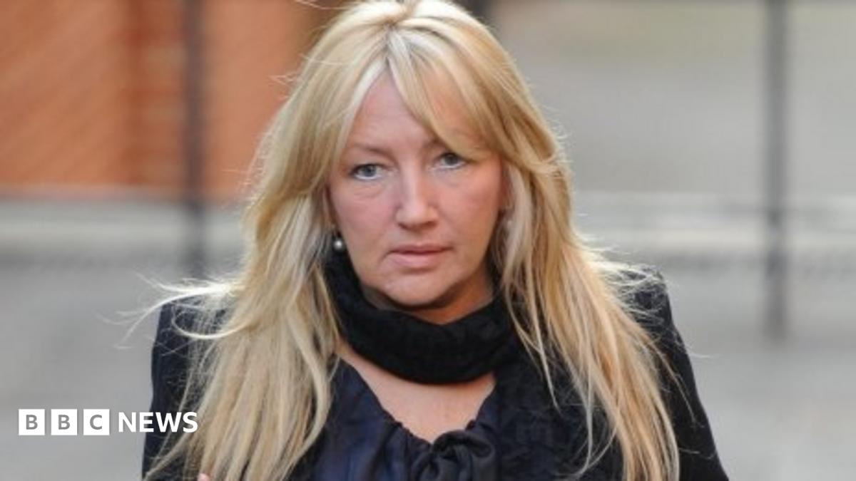 Trinity Mirror boss Sly Bailey leaves six months early - BBC News