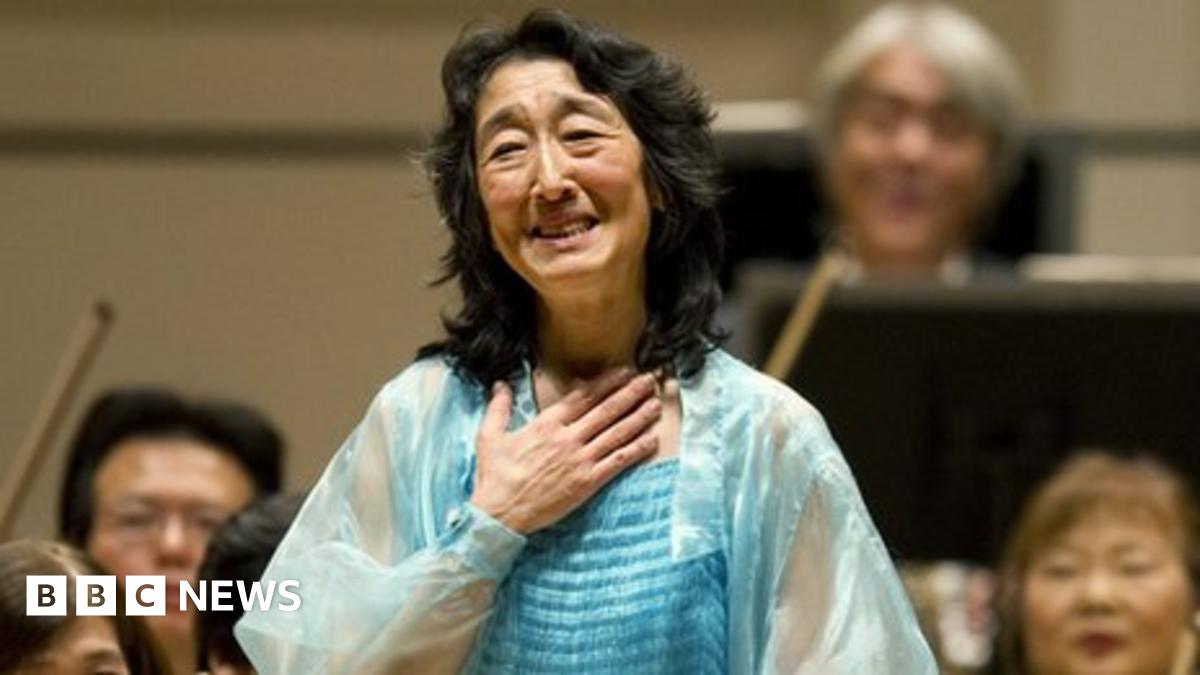 Pianist Mitsuko Uchida given classical honour - BBC News