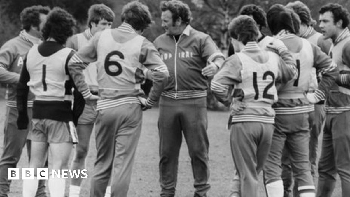 Don Revie statue unveiled 40 years after FA Cup victory - BBC News