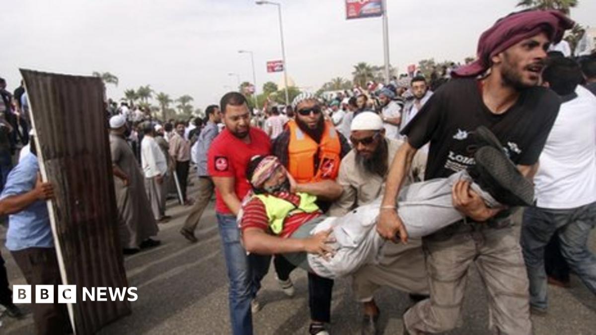 Scores injured and arrested in fresh Egypt clashes - BBC News
