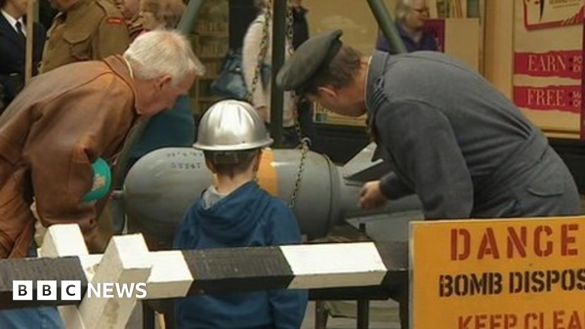 Anniversary of Exeter WWII blitz marked by minute's silence - BBC News