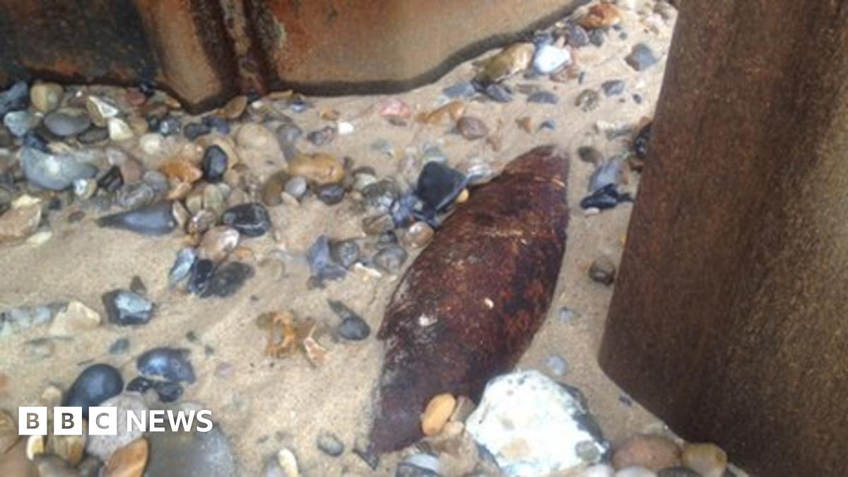 Suspected explosive device on Norfolk beach blown up - BBC News