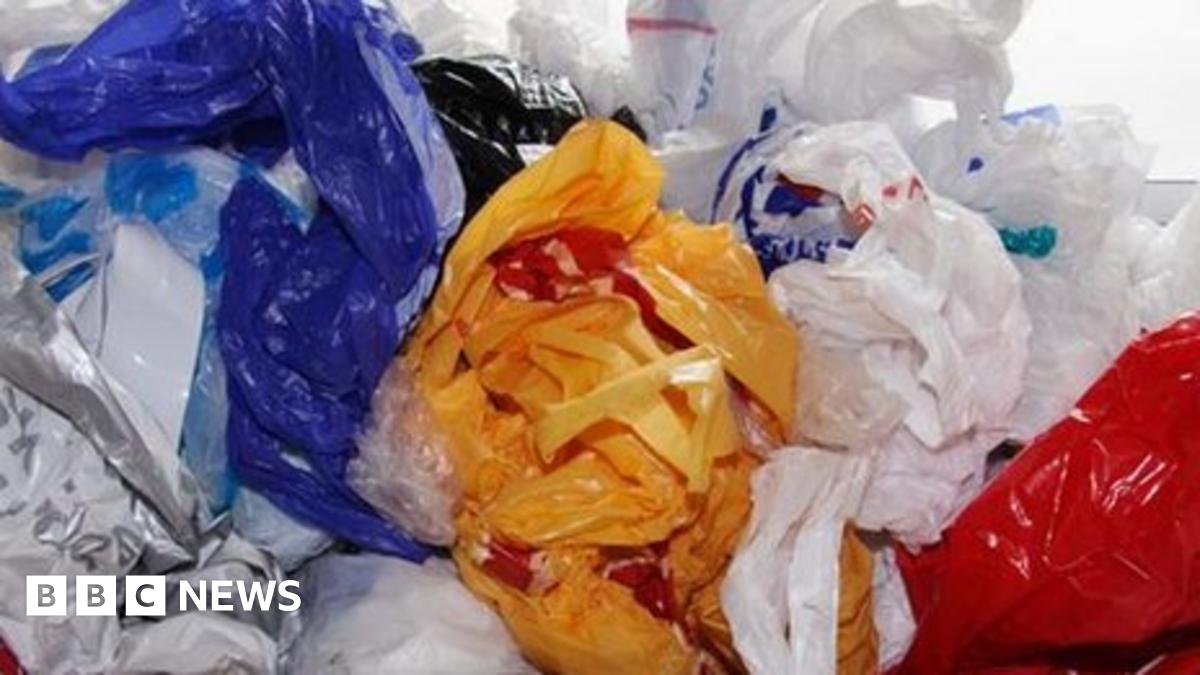 Coleford goes plastic-bag-free for day - BBC News