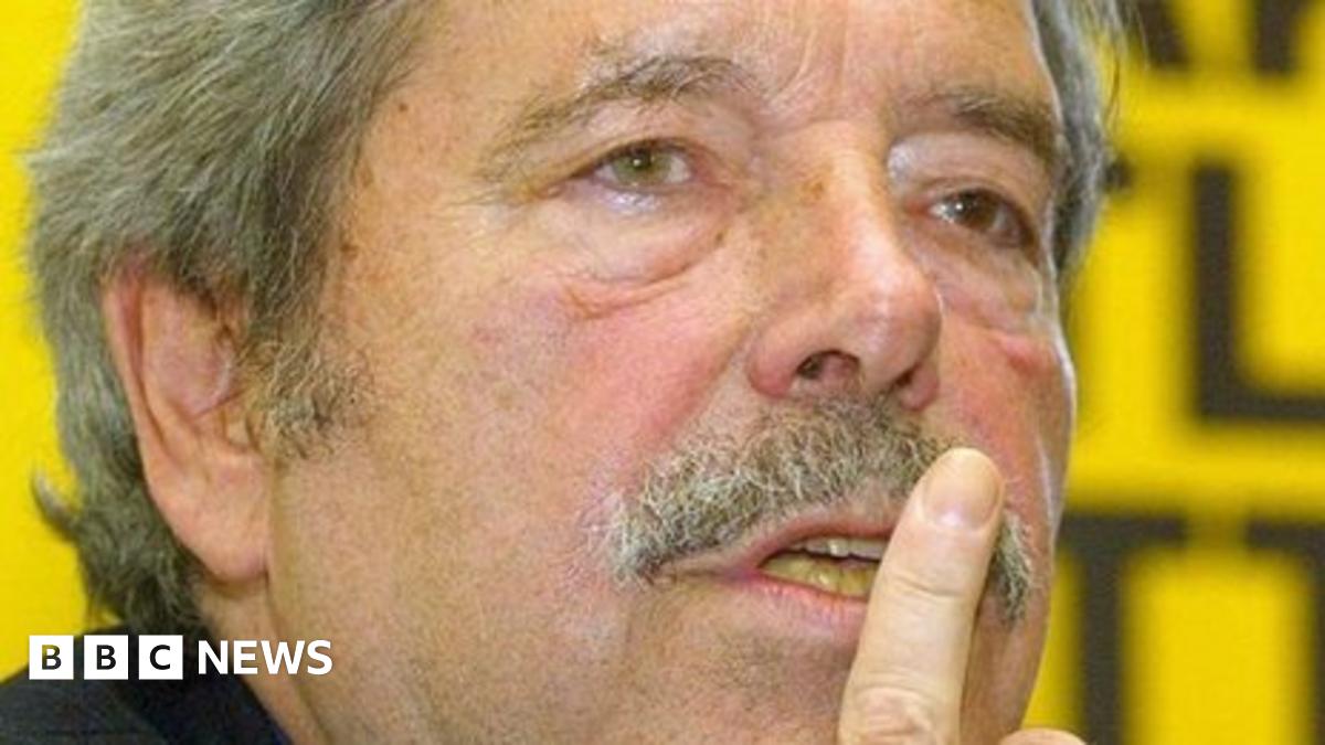 Clydebank theatre event celebrates legacy of Jimmy Reid - BBC News