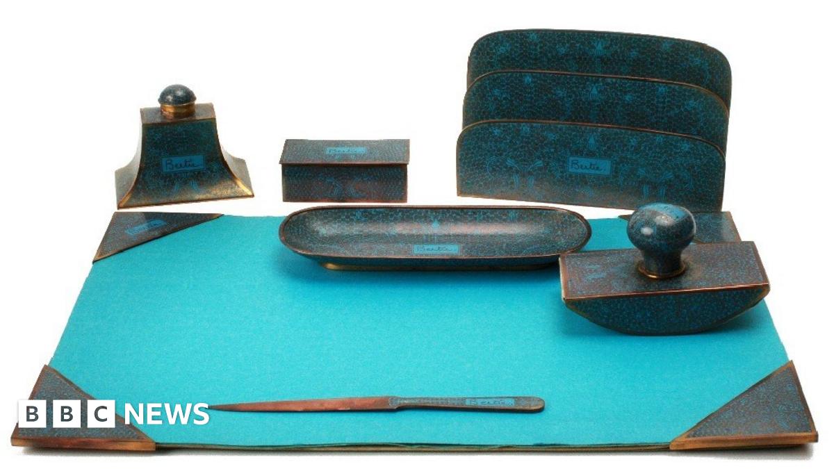 King George VI writing set sells for £5,000 at auction - BBC News