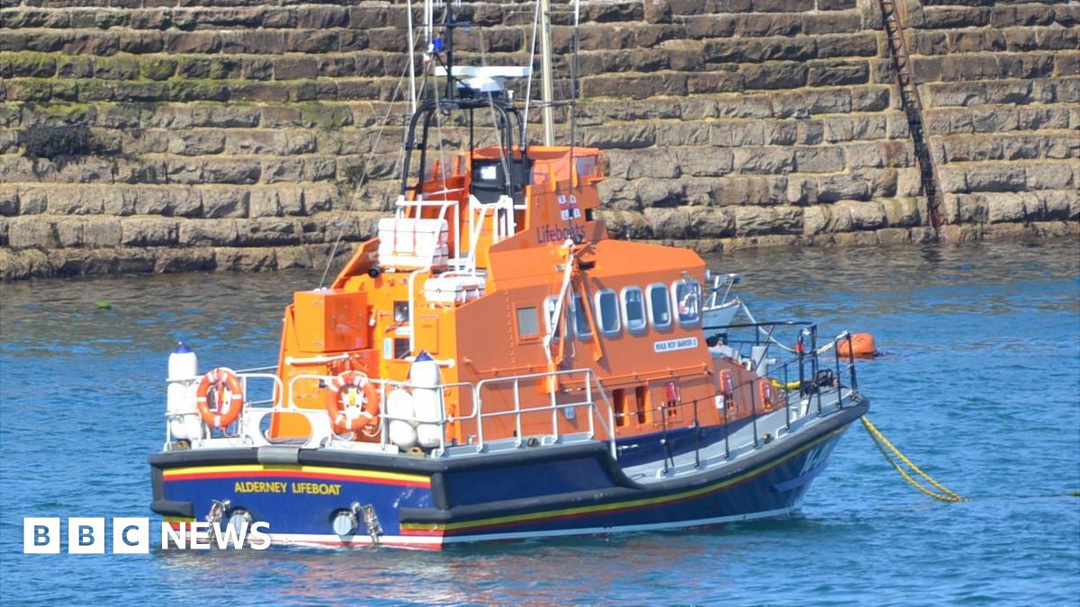 Alderney lifeboat rescues yacht stranded on rock - BBC News