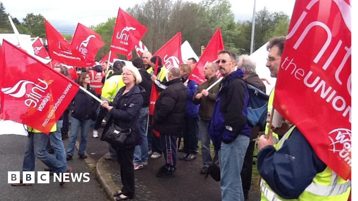 Public sector strikes: MoD picket outside Donnington base - BBC News