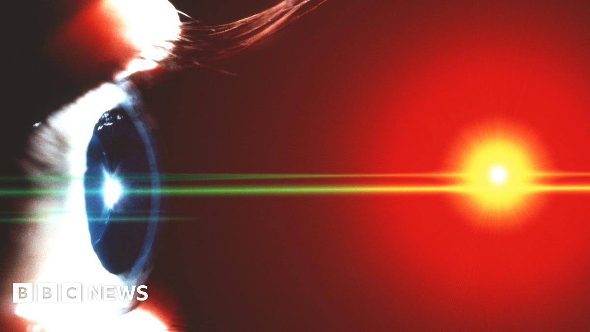 Light-powered bionic eye invented to help restore sight - BBC News